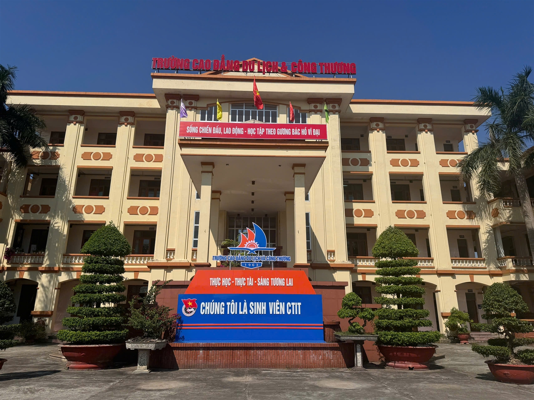 Đoàn trường Cao đẳng Du lịch và Công thương Hải Dương bàn giao công trình thanh niên năm 2024